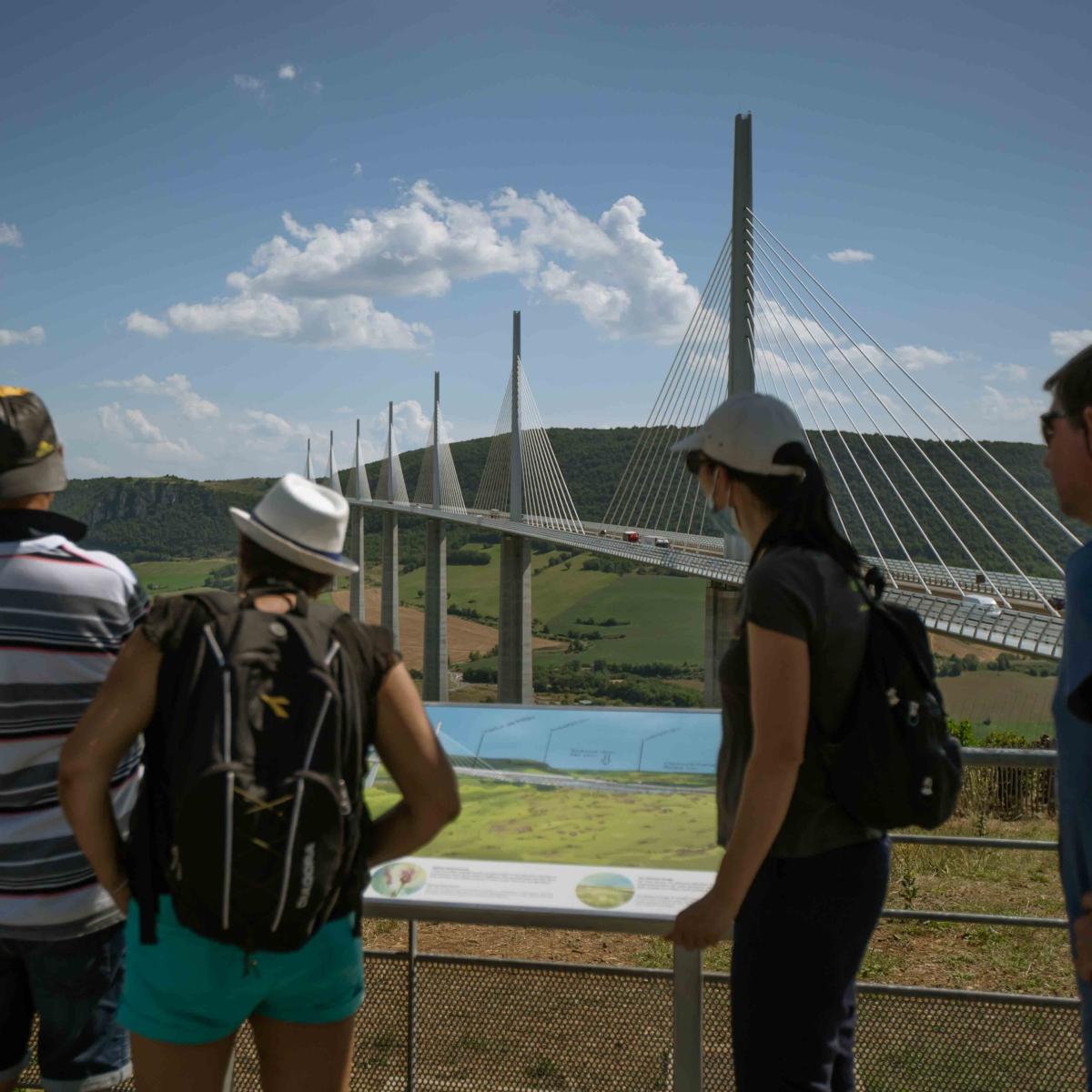 El viaducto de Millau y el pueblo de Peyre | Explore Millau