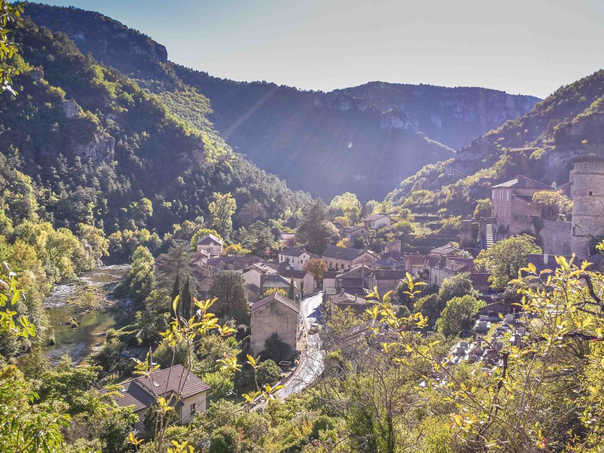 A pendular jump in the Gorges de la Dourbie | Explore Millau